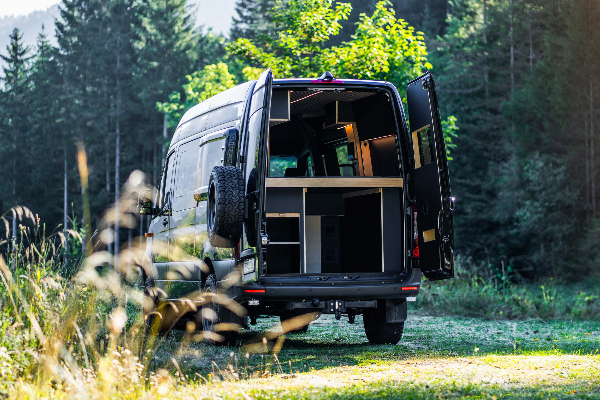 Offtrack: Stealth-Camper auf Mercedes Sprinter - explorer Magazin