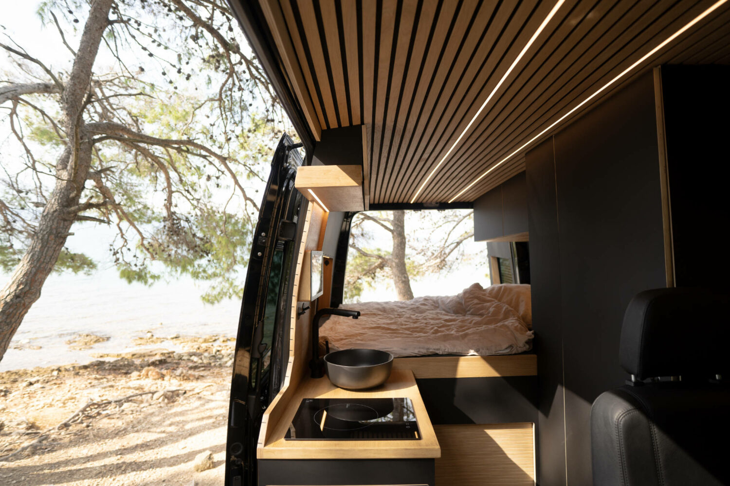 Offtrack: Stealth-Camper auf Mercedes Sprinter - explorer Magazin