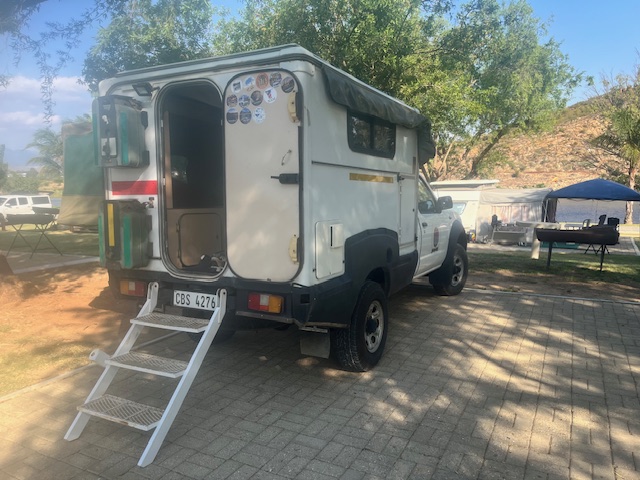 Ein perfekter Nissan Pick-up-Camper steht in Johannesburg um Südafrika ...