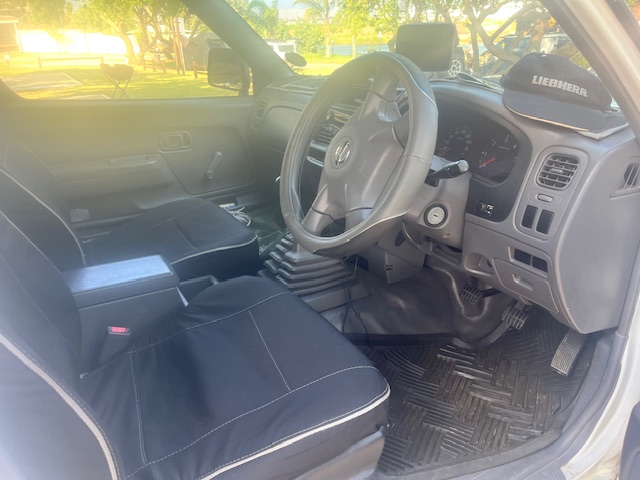 Ein perfekter Nissan Pick-up-Camper steht in Johannesburg um Südafrika ...